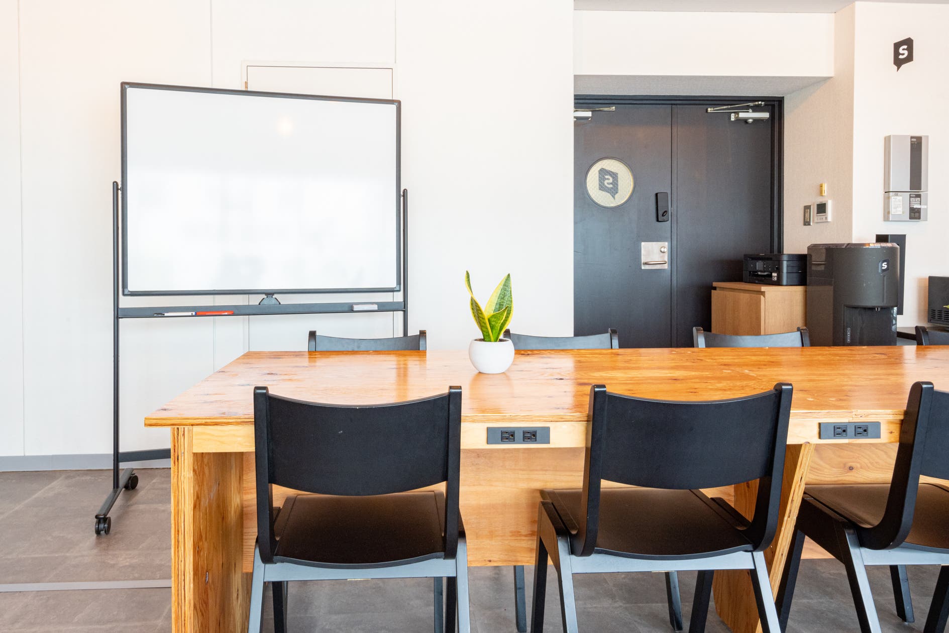 【渋谷駅C2出口徒歩10秒の好立地】渋谷ストリームに隣接。1日利用のデザイナーズオフィス。高速wifi完備。の写真8