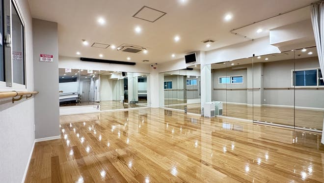 ダンスのできるスタジオ2F 駅から徒歩3分、綺麗!清潔!!フローリングの写真1