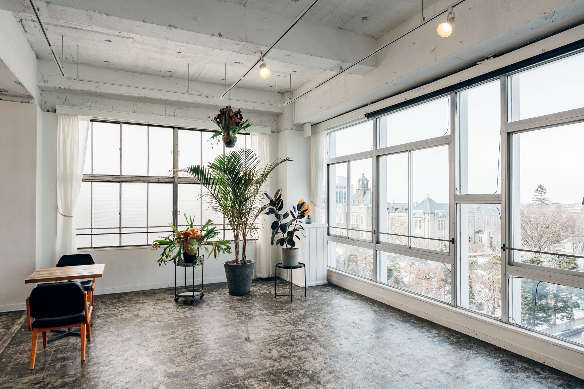 自然光が入り、大きなオープンキッチンを備えたシェアスタジオ。文翔館前で抜群のロケーションです。の写真4