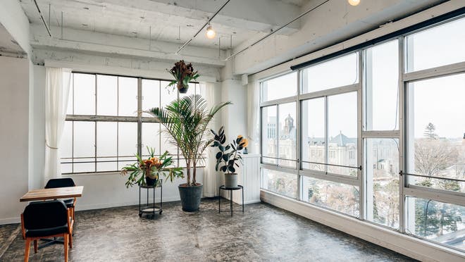 自然光が入り、大きなオープンキッチンを備えたシェアスタジオ。文翔館前で抜群のロケーションです。の写真4