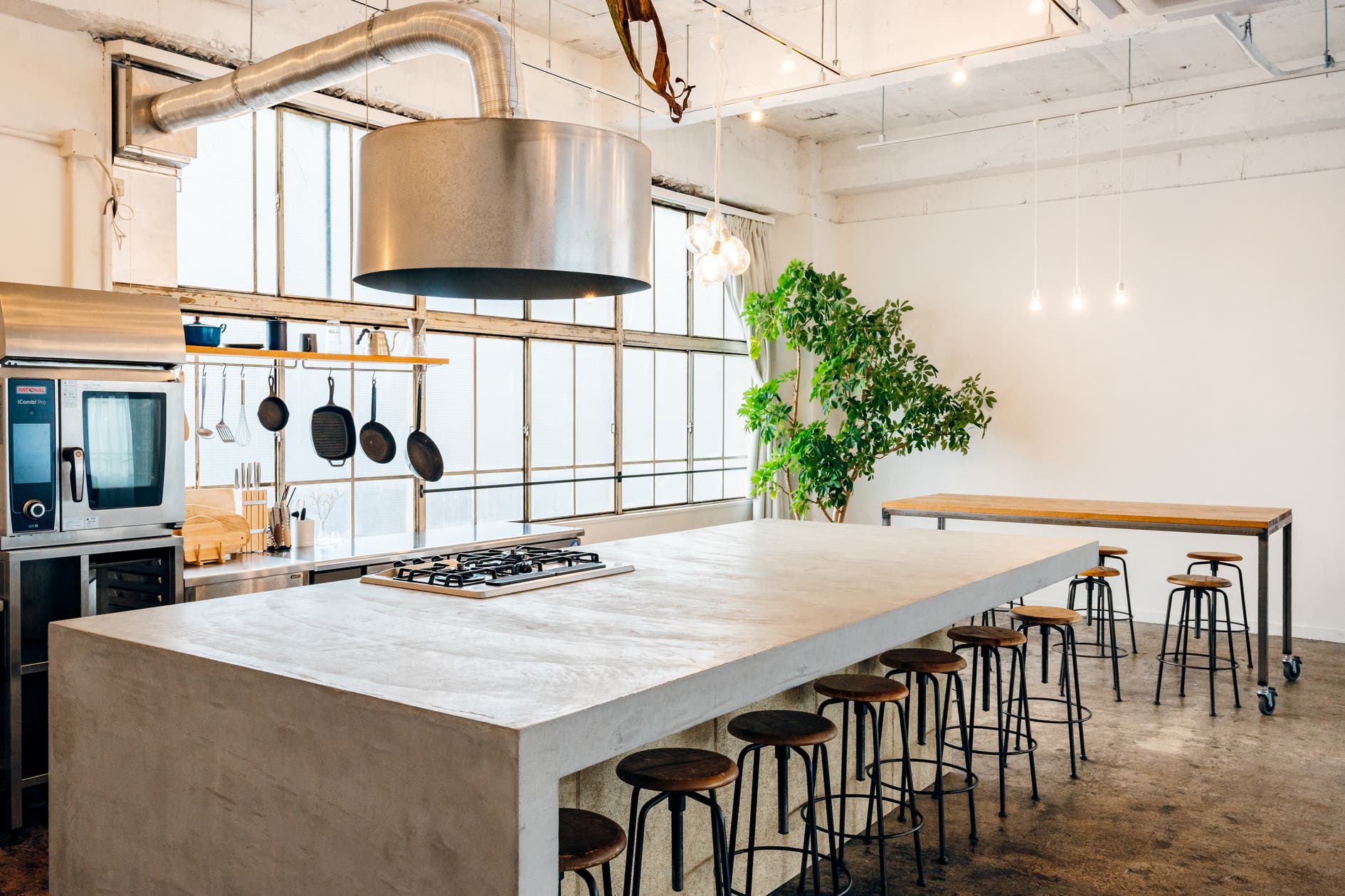 自然光が入り、大きなオープンキッチンを備えたシェアスタジオ。文翔館前で抜群のロケーションです。の写真5