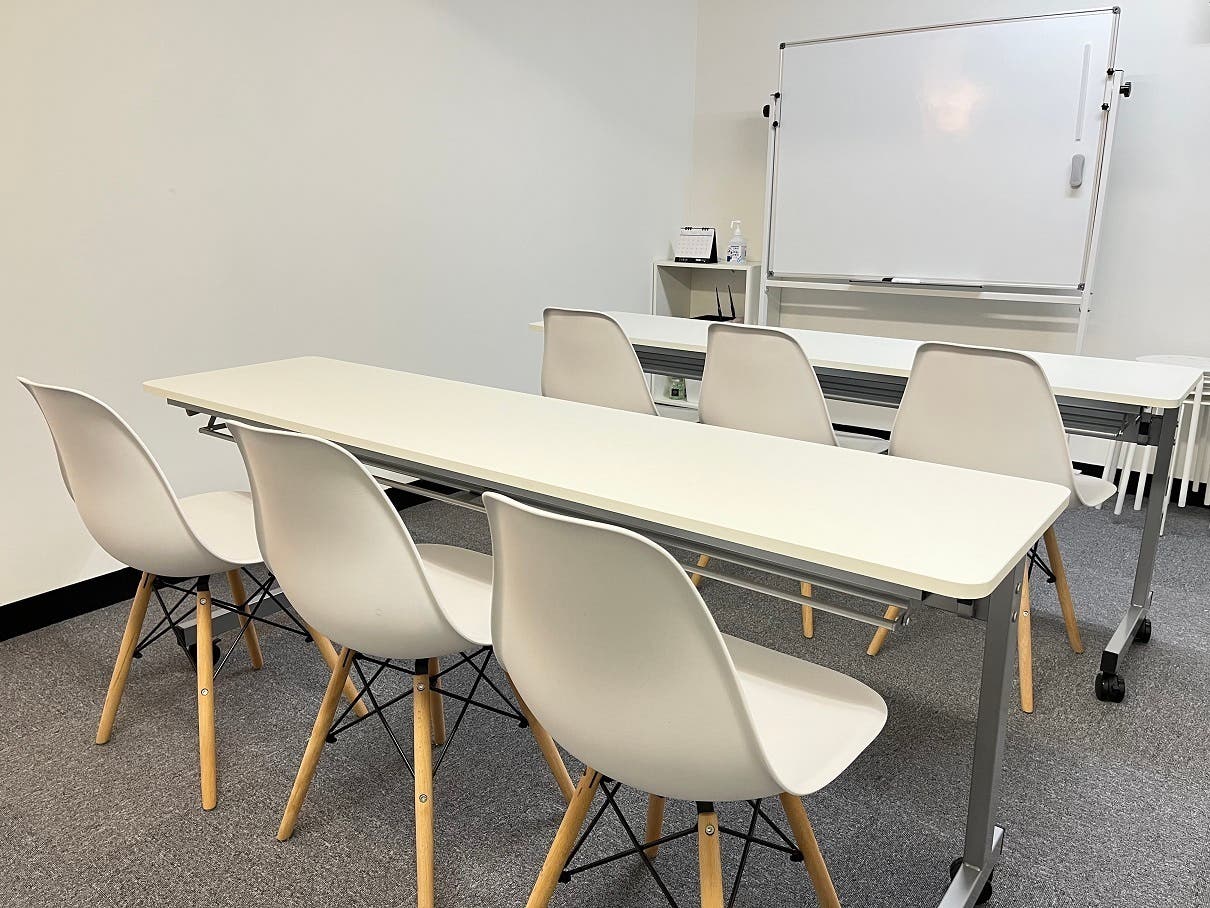 谷町四丁目駅徒歩１分の利便性。低価格で換気ができる完全個室の会議室。定員14名。テーブル配置変更可。契約備品有。法務局、官庁近くの写真2