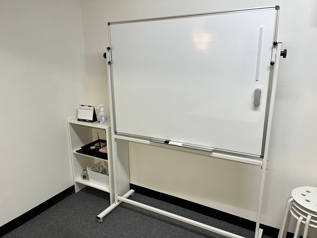 谷町四丁目駅徒歩１分の利便性。低価格で換気ができる完全個室の会議室。定員14名。テーブル配置変更可。契約備品有。法務局、官庁近くの写真4