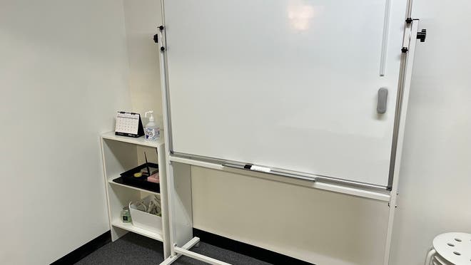 谷町四丁目駅徒歩1分の利便性。低価格で換気ができる完全個室の会議室。定員14名。テーブル配置変更可。契約備品有。法務局、官庁近くの写真4