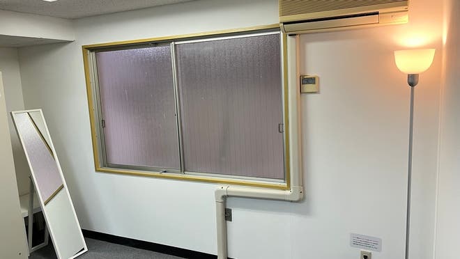 谷町四丁目駅徒歩1分の利便性。低価格で換気ができる完全個室の会議室。定員14名。テーブル配置変更可。契約備品有。法務局、官庁近くの写真9