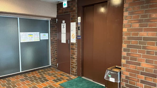 谷町四丁目駅徒歩1分の利便性。低価格で換気ができる完全個室の会議室。定員14名。テーブル配置変更可。契約備品有。法務局、官庁近くの写真12