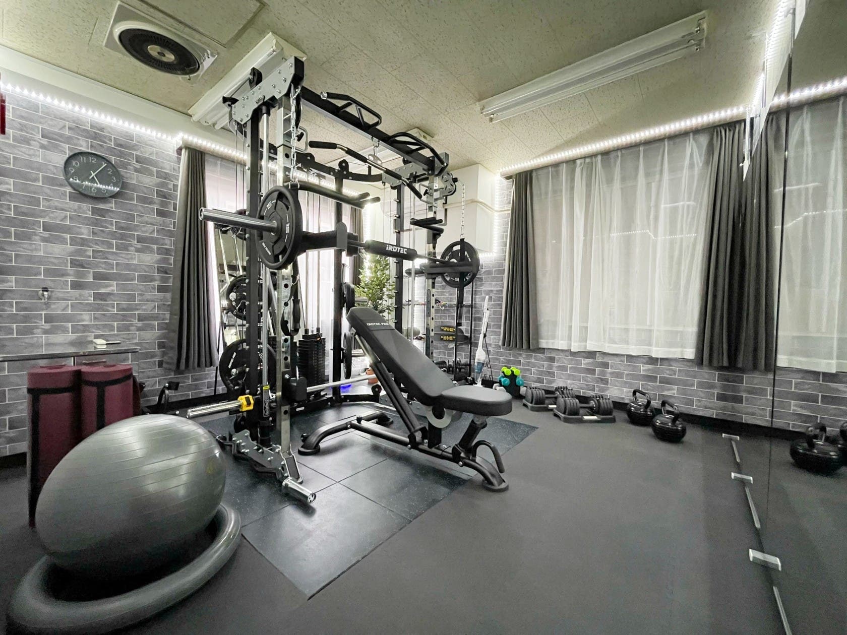 【西新宿駅4分・新宿駅7分】✨地域最安値✨平日昼間さらに価格破壊❗️おしゃれで設備充実！撮影OK！大型鏡の写真1