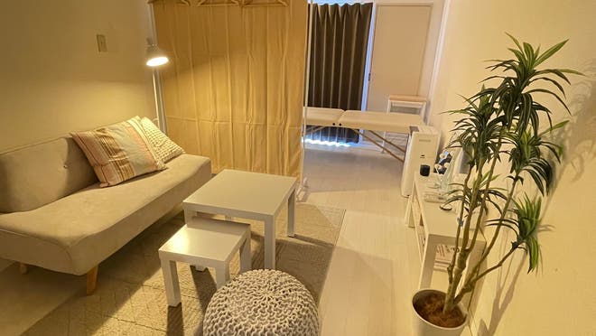 室内はナチュラルな雰囲気で調光も可能✨落ち着いた雰囲気のレンタルサロンです☺️心斎橋・難波から徒歩圏内✨の写真1