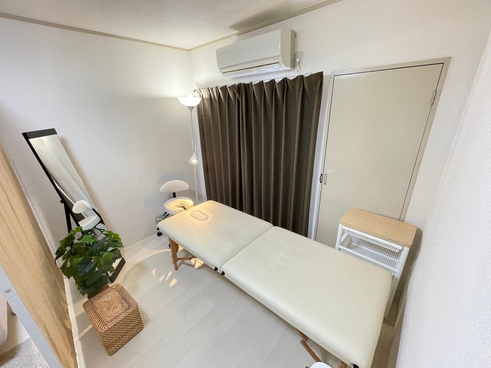 室内はナチュラルな雰囲気で調光も可能✨落ち着いた雰囲気のレンタルサロンです☺️心斎橋・難波から徒歩圏内✨の写真4