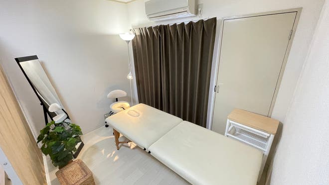 室内はナチュラルな雰囲気で調光も可能✨落ち着いた雰囲気のレンタルサロンです☺️心斎橋・難波から徒歩圏内✨の写真4