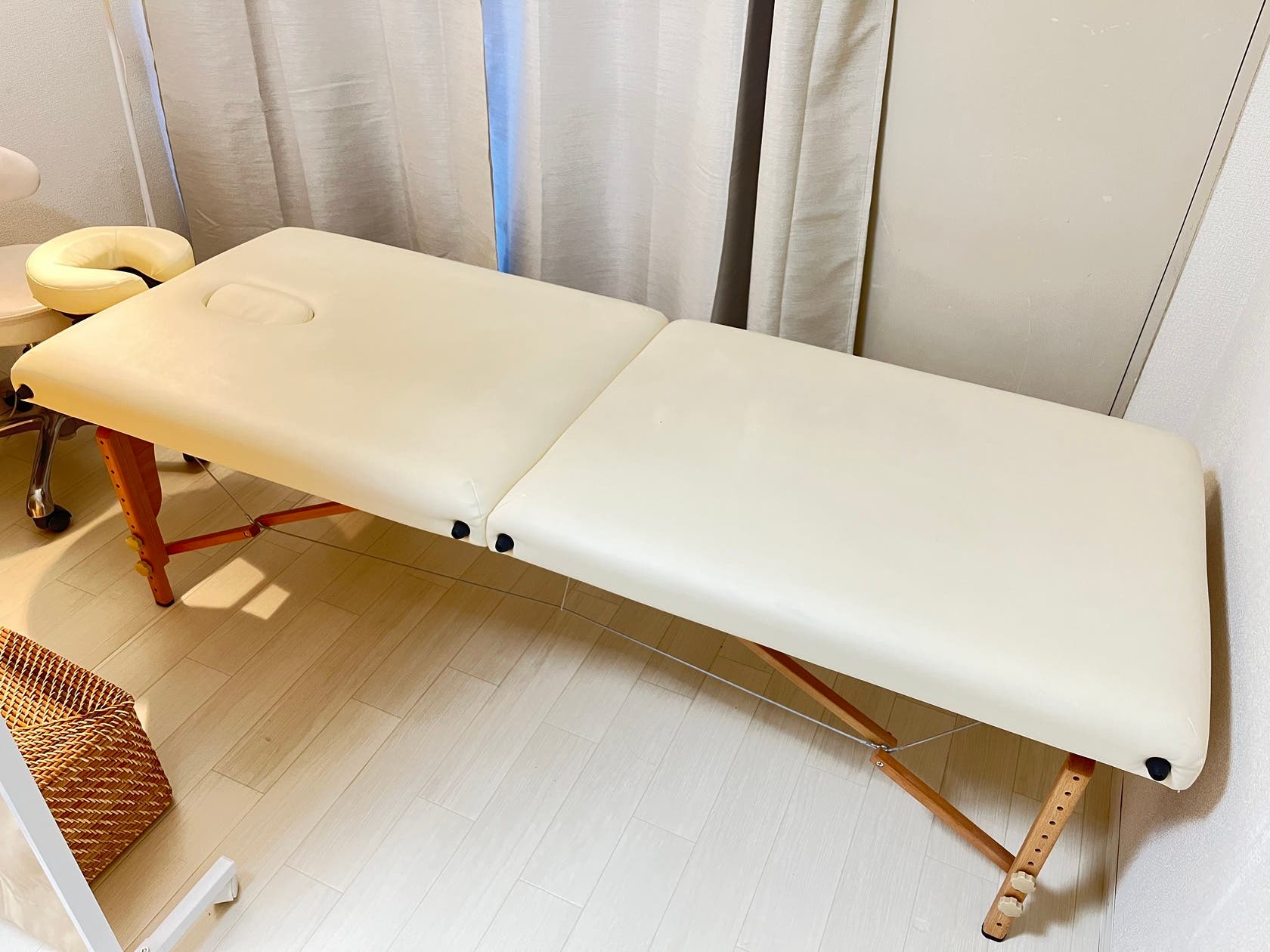 室内はナチュラルな雰囲気で調光も可能✨落ち着いた雰囲気のレンタルサロンです☺️心斎橋・難波から徒歩圏内✨の写真13