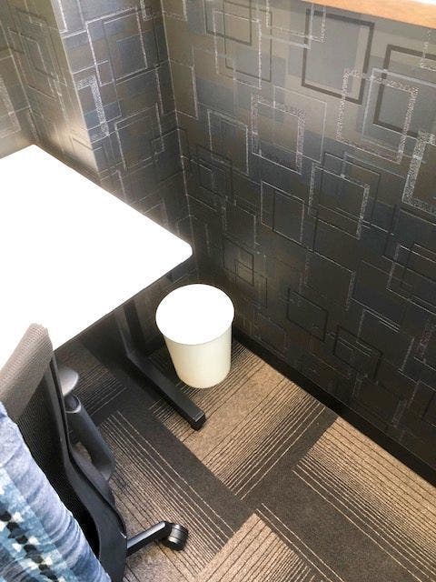 2050号室：時間700円・1日2,000円の完全個室ブース【角部屋】：3ｈ以上の場合は「1日利用」がお得ですの写真5