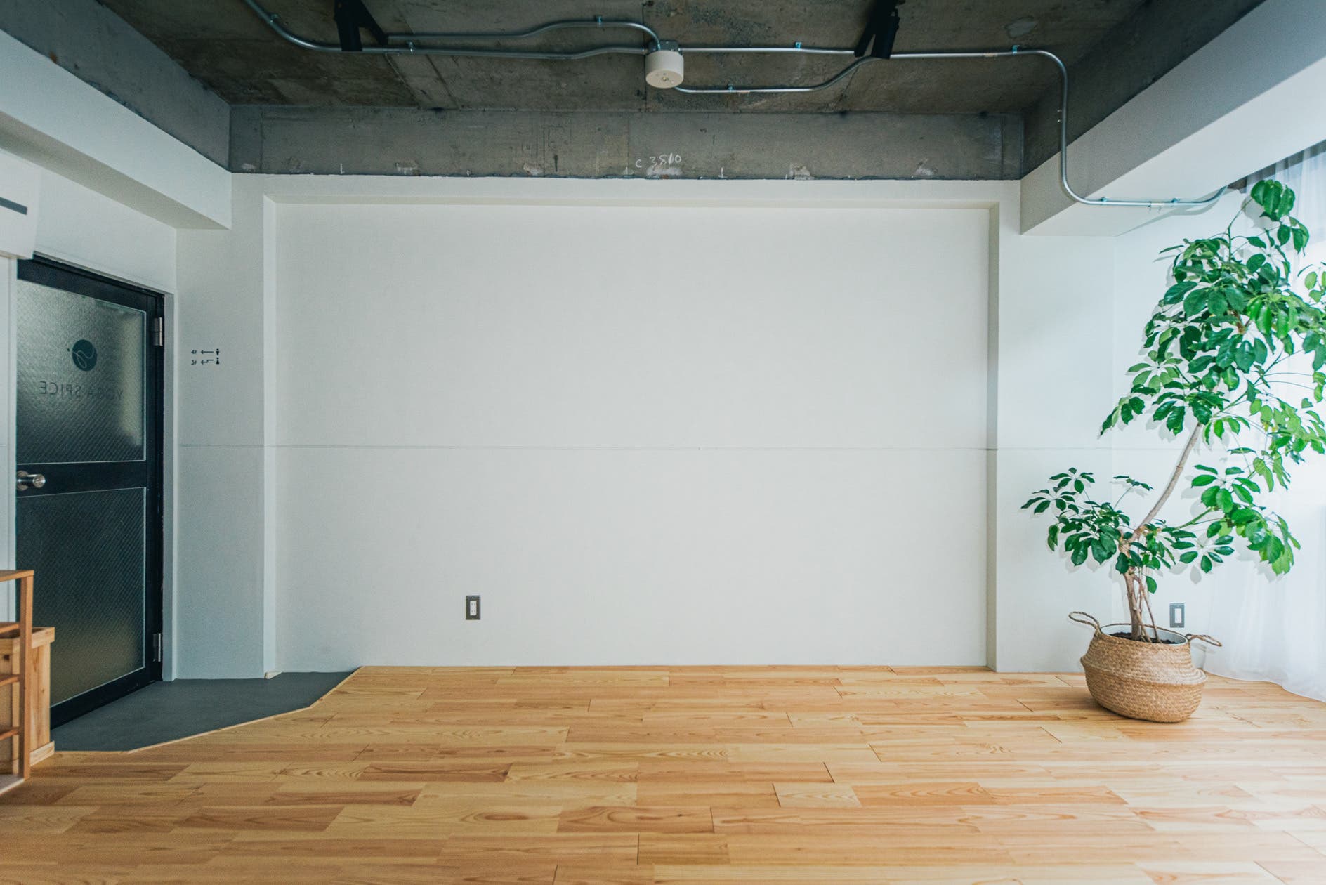 【神保町徒歩4分】優しい天然木の床に、グレイッシュホワイトの壁。自然素材に囲まれた心地よい空間でヨガのレッスンを開催しませんか？の写真5