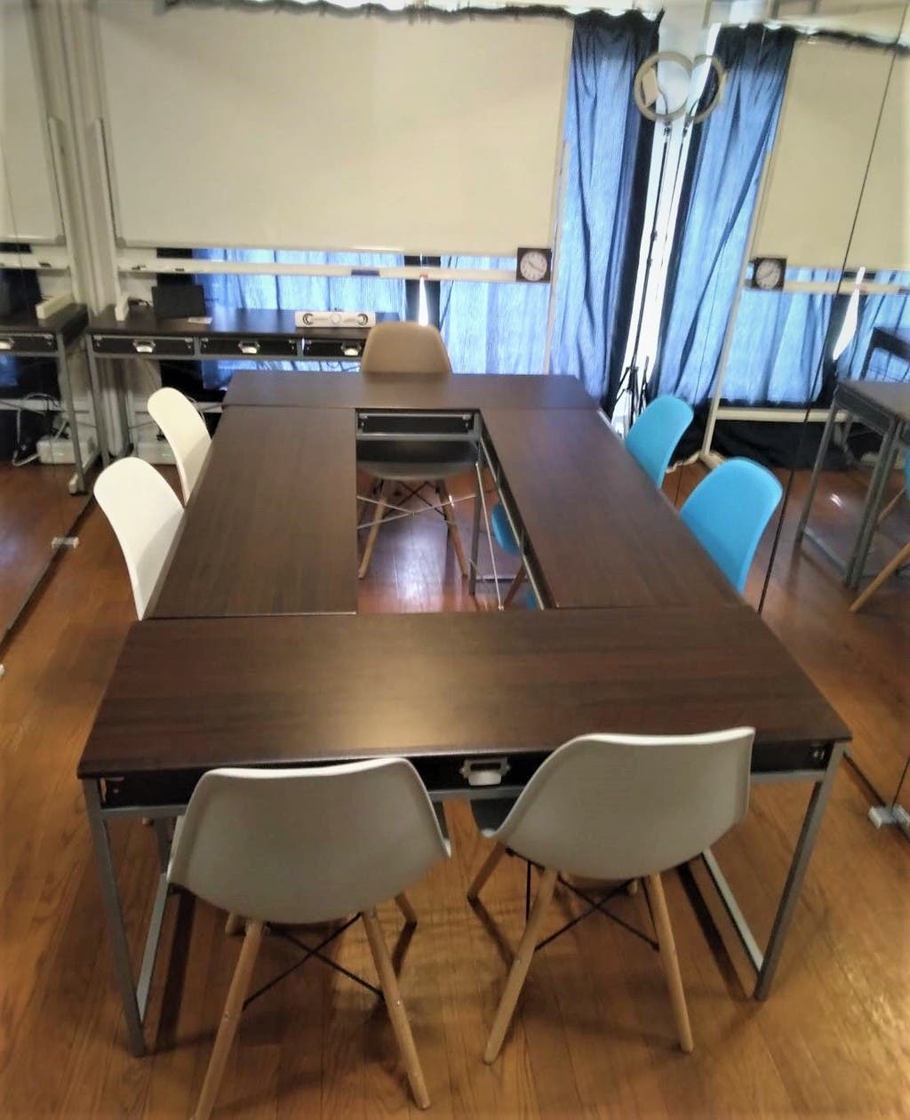 価格破壊‼使わないと損‼天神南駅2分最大10名‼会議やダンスに最適‼大鏡/WIFI/プロジェクター完備‼24時間営業‼の写真6