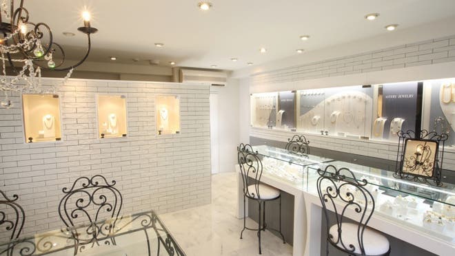 銀座駅から徒歩2分!大理石の床、アイアンフレームの家具がオシャレな明るいサロンの写真3