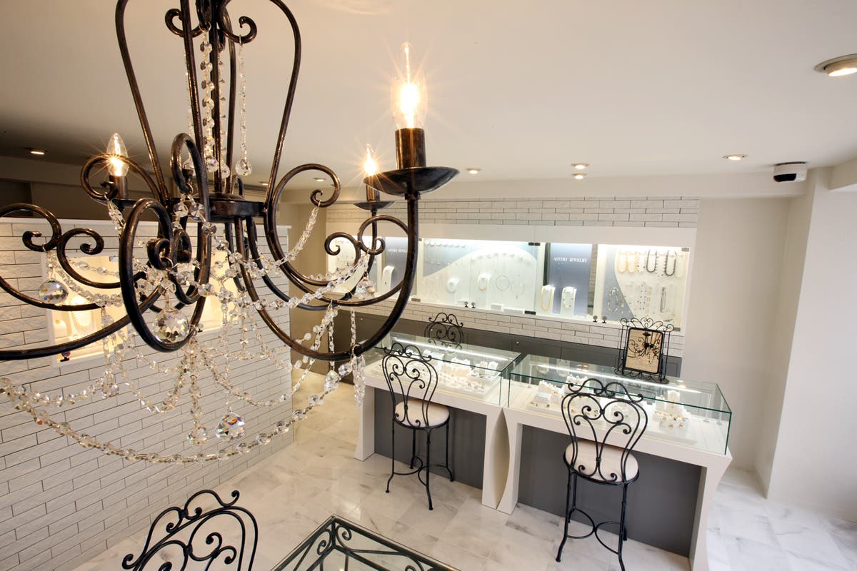 銀座駅から徒歩2分！大理石の床、アイアンフレームの家具がオシャレな明るいサロンの写真4