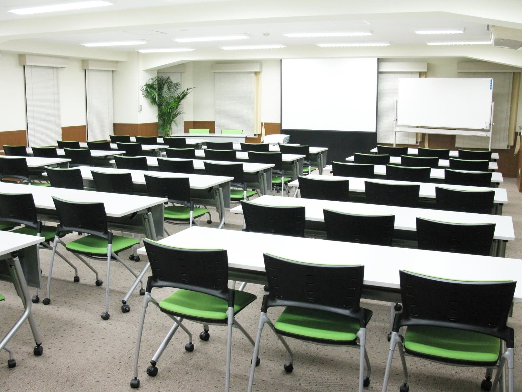 東京会議室　貸会議室オフィス東京　L2会議室 /2階【東京駅徒歩5分/スタッフ常駐/高速無料Wi-Fi/スクール54名利用可能】の写真1