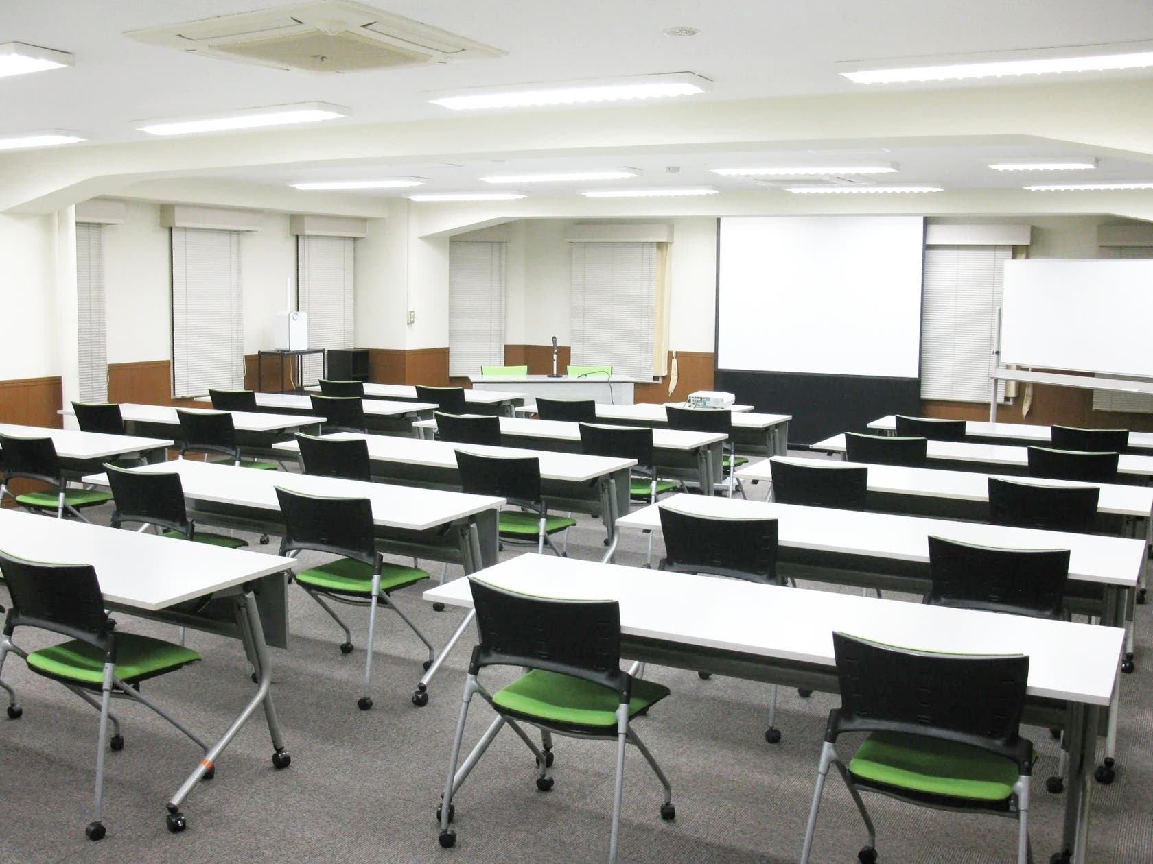 東京会議室　貸会議室オフィス東京　L4会議室/4階【東京駅徒歩5分/スタッフ常駐/高速無料Wi-Fi/スクール54名利用可能】の写真2