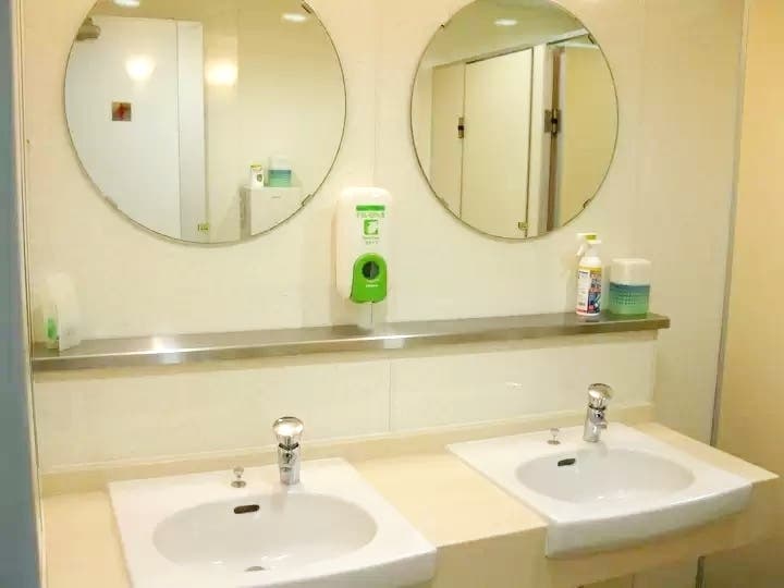 東京会議室　貸会議室オフィス東京　L4会議室/4階【東京駅徒歩5分/スタッフ常駐/高速無料Wi-Fi/スクール54名利用可能】の写真4