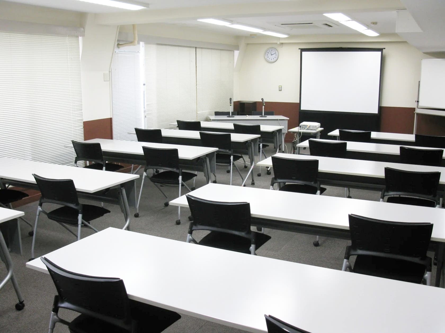 東京会議室　貸会議室オフィス東京　C5会議室/5階【東京駅徒歩5分/スタッフ常駐/高速無料Wi-Fi/スクール36名利用可能】の写真1