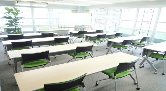 東京会議室　貸会議室オフィス東京　D会議室/5階【東京駅徒歩5分/スタッフ常駐/高速無料Wi-Fi/スクール27名利用可能】