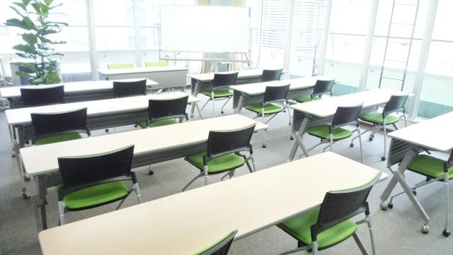 東京会議室 貸会議室オフィス東京 D会議室/5階【東京駅徒歩5分/スタッフ常駐/高速無料Wi-Fi/スクール27名利用可能】の写真1