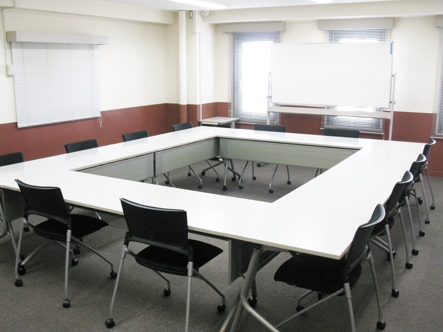 東京会議室　貸会議室オフィス東京　A4会議室/4階【東京駅徒歩5分/スタッフ常駐/高速無料Wi-Fi/スクール18名利用可能】の写真1