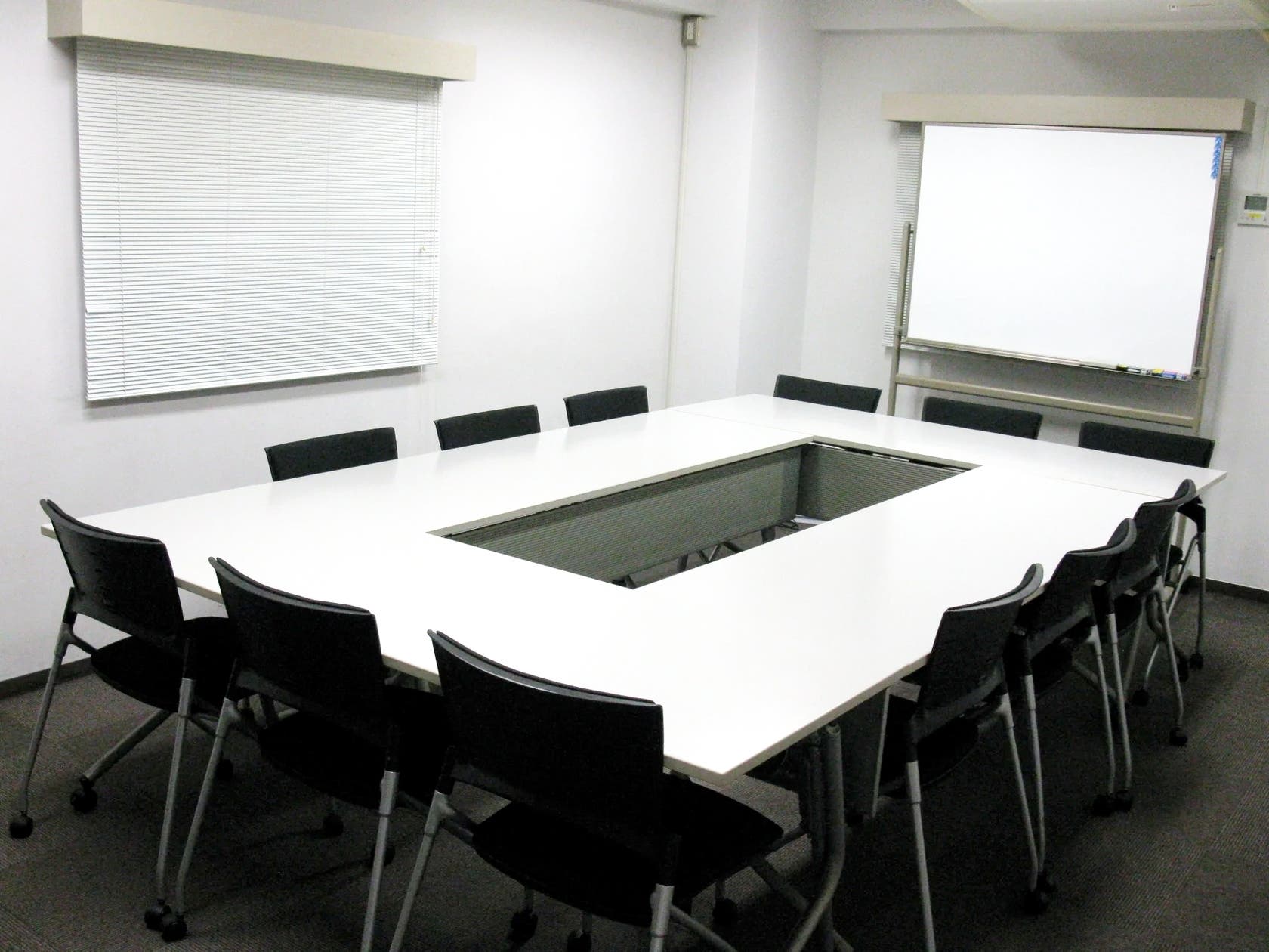 東京会議室　貸会議室オフィス東京　B3会議室/3階【東京駅徒歩5分/スタッフ常駐/高速無料Wi-Fi/スクール9名利用可能】の写真2