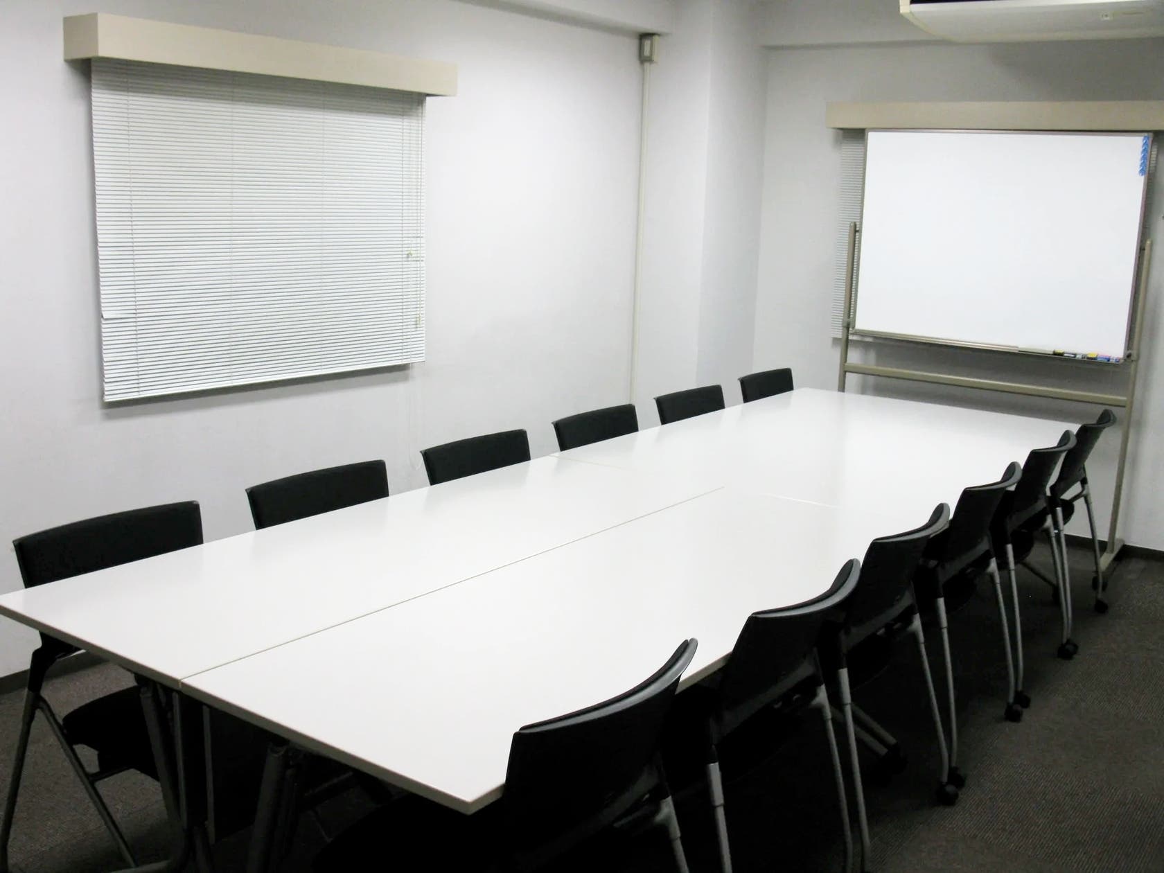 東京会議室　貸会議室オフィス東京　B5会議室/5階【東京駅徒歩5分/スタッフ常駐/高速無料Wi-Fi/スクール9名利用可能】の写真1