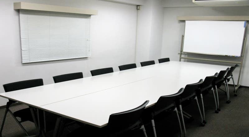 東京会議室　貸会議室オフィス東京　B5会議室/5階【東京駅徒歩5分/スタッフ常駐/高速無料Wi-Fi/スクール9名利用可能】