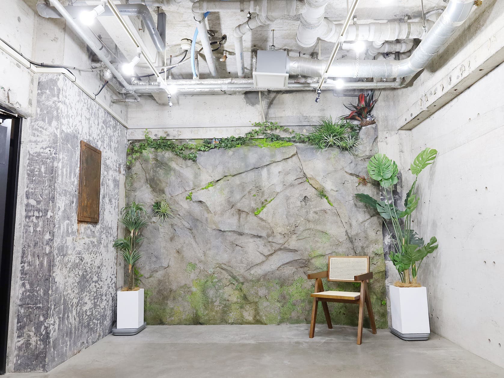 《地下スケルトン》配管むき出し、コンクリ打ちっぱなし、移動式大型背景パネル、背景6種類【RIVERLD池袋スタジオ】の写真9