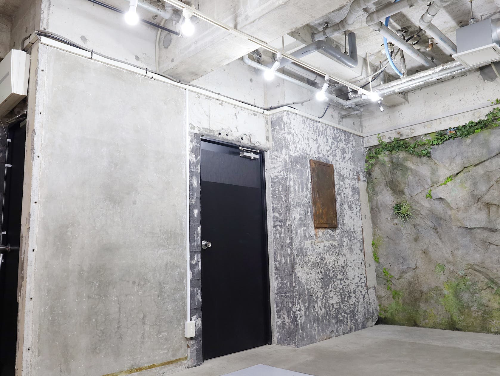 《地下スケルトン》配管むき出し、コンクリ打ちっぱなし、移動式大型背景パネル、背景6種類【RIVERLD池袋スタジオ】の写真15