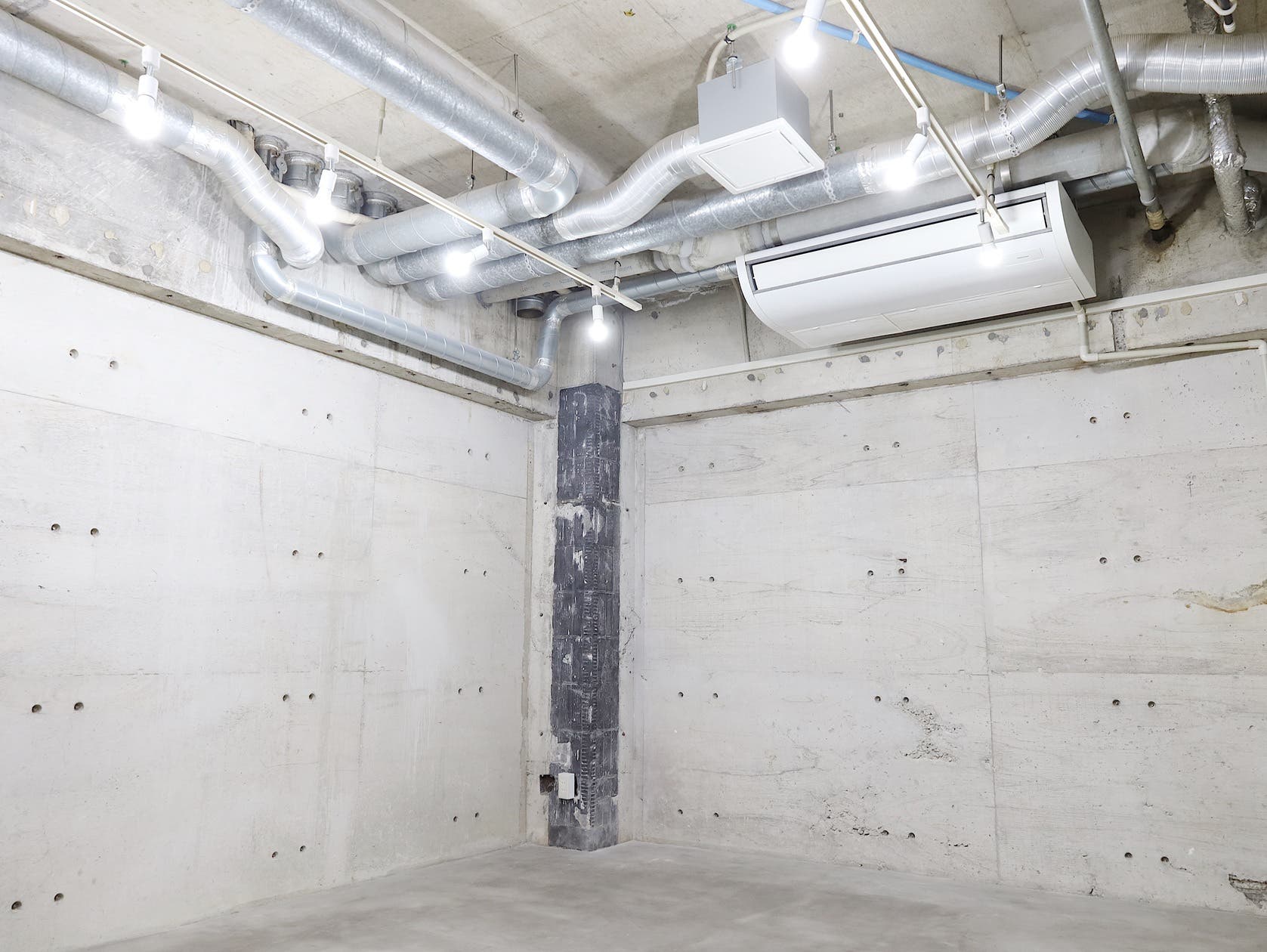 《地下スケルトン》配管むき出し、コンクリ打ちっぱなし、移動式大型背景パネル、背景6種類【RIVERLD池袋スタジオ】の写真17