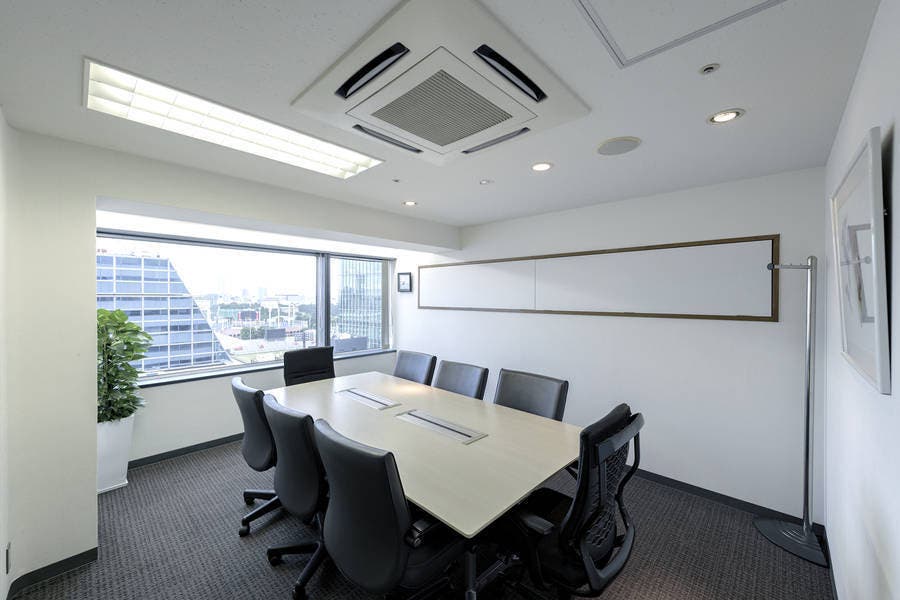 青山roomC　外苑前駅徒歩20秒！大きな部屋に大きな窓！広々とした空間になります！の写真1