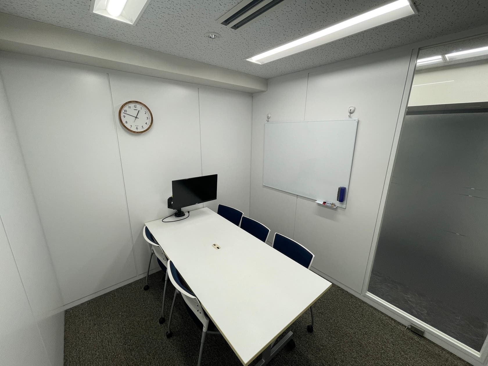 【銀座駅他2駅から3分以内】定員6名/オンライン会議・研修・面談に最適/待合スペース無料ドリンク有/モニタ・Webカメラが好評の写真2