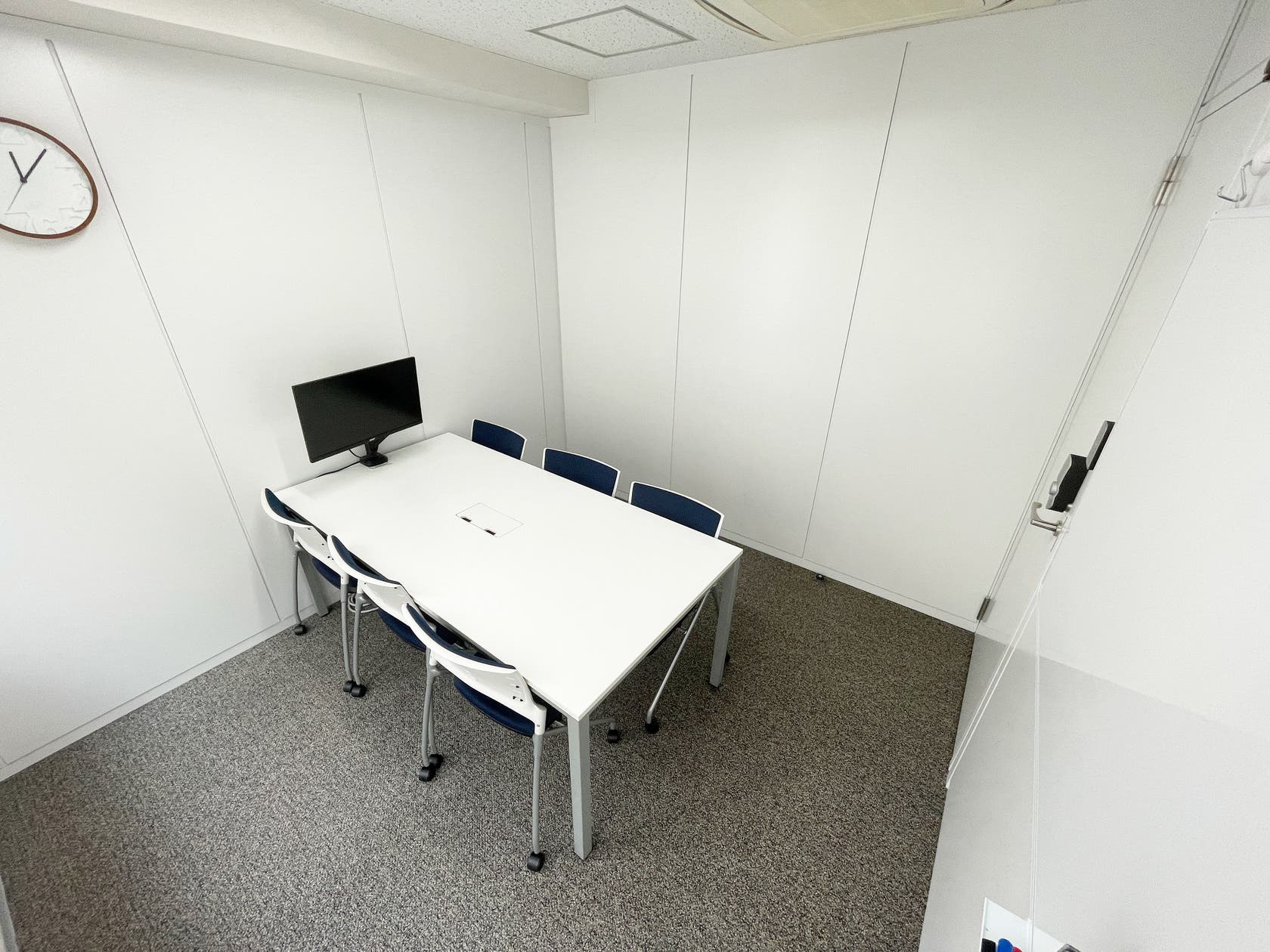 すぐ予約【銀座駅他2駅から3分以内】定員6名/オンライン会議・研修・面談に最適/待合スペース、無料ドリンク有/窓がある明るい部屋の写真2