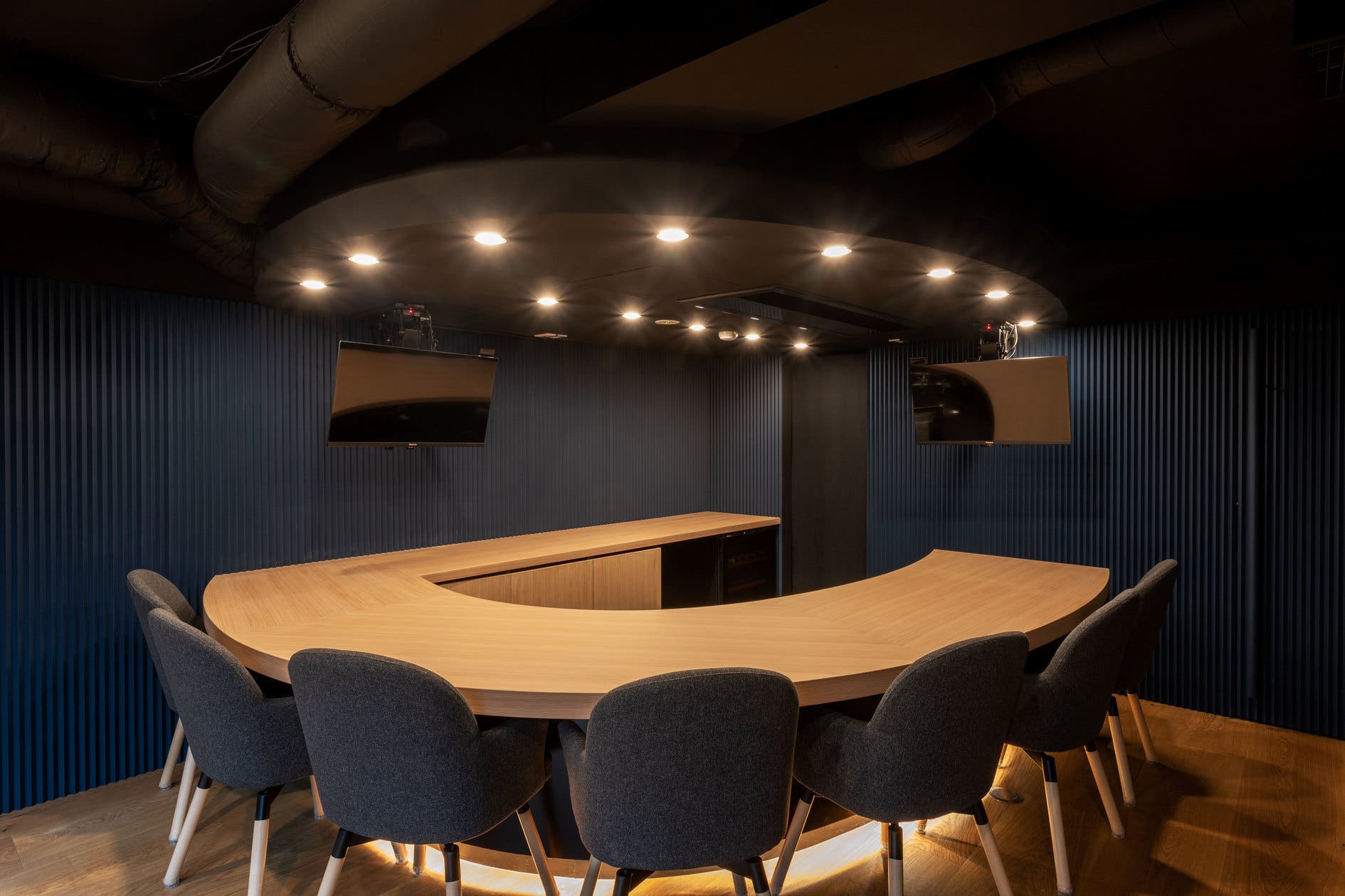 【六本木駅から徒歩１分の好立地】高級感のあるバースペースの写真1