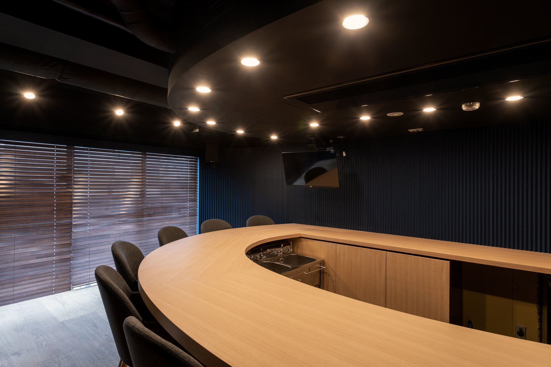 【六本木駅から徒歩１分の好立地】高級感のあるバースペースの写真4