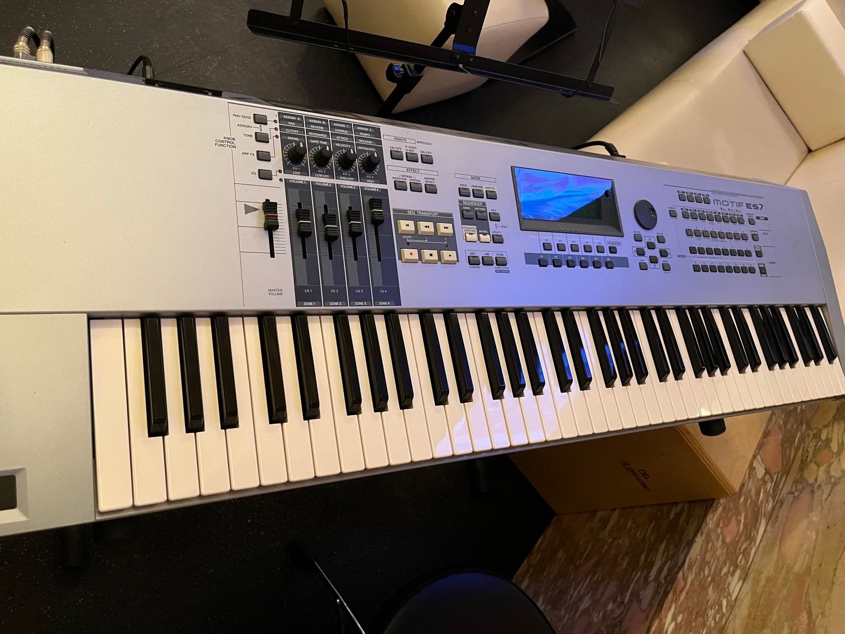 【北新地駅徒歩5分】北新地ど真ん中にある大理石とシャンデリアがある上品なミュージックサロン（飲食店）の写真4