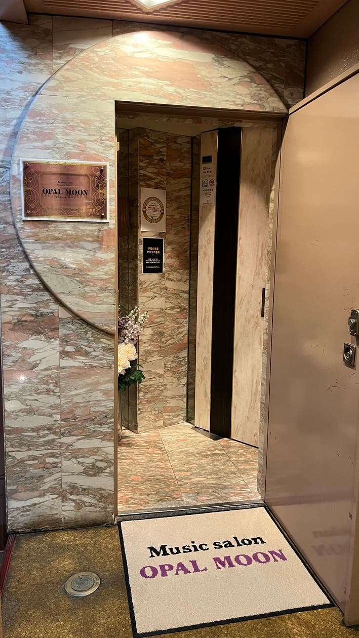【北新地駅徒歩5分】北新地ど真ん中にある大理石とシャンデリアがある上品なミュージックサロン（飲食店）の写真8