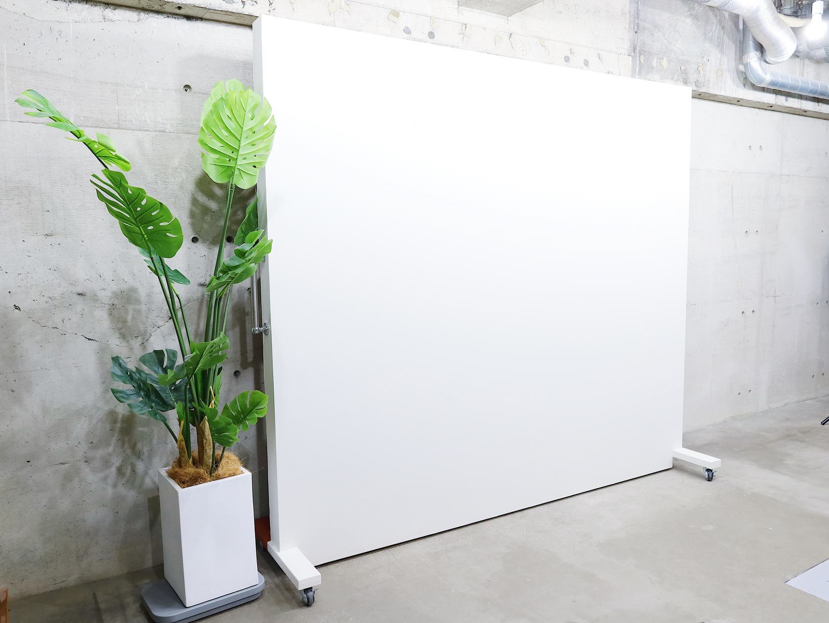 《地下スケルトン》配管むき出し、コンクリ打ちっぱなし、移動式大型背景パネル、背景6種類【RIVERLD池袋スタジオ】の写真20