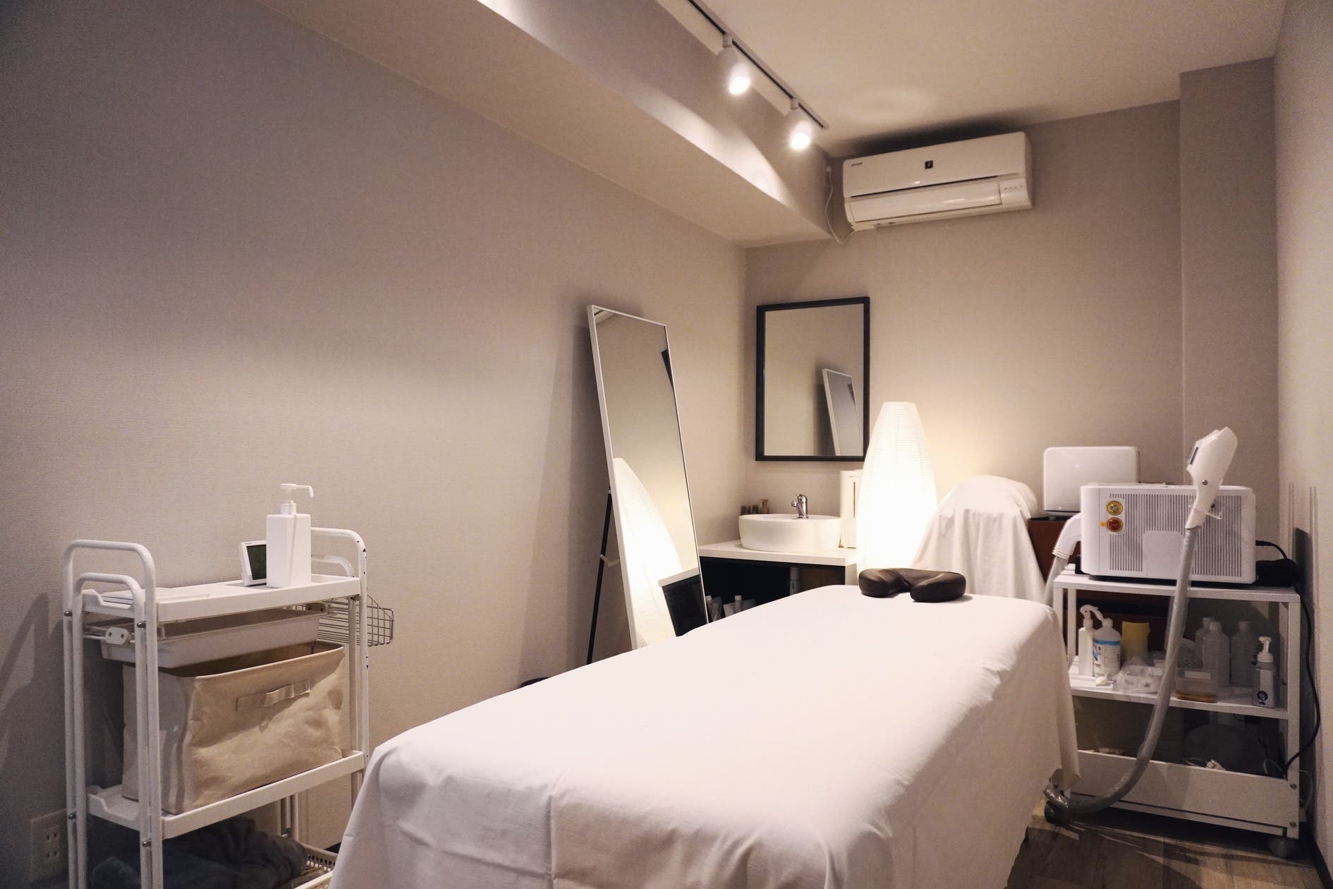 2F・202号室【天神駅 西1出口より徒歩1分】お洒落なホテルの一室をサロンに！の写真3