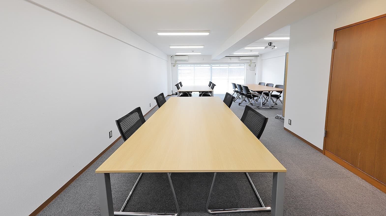 【原宿/竹下口徒歩１分】会議や打合わせに最適な多目的レンタルスペース｜電源 WiFi プロジェクター＜Holz＞原宿Dの写真1