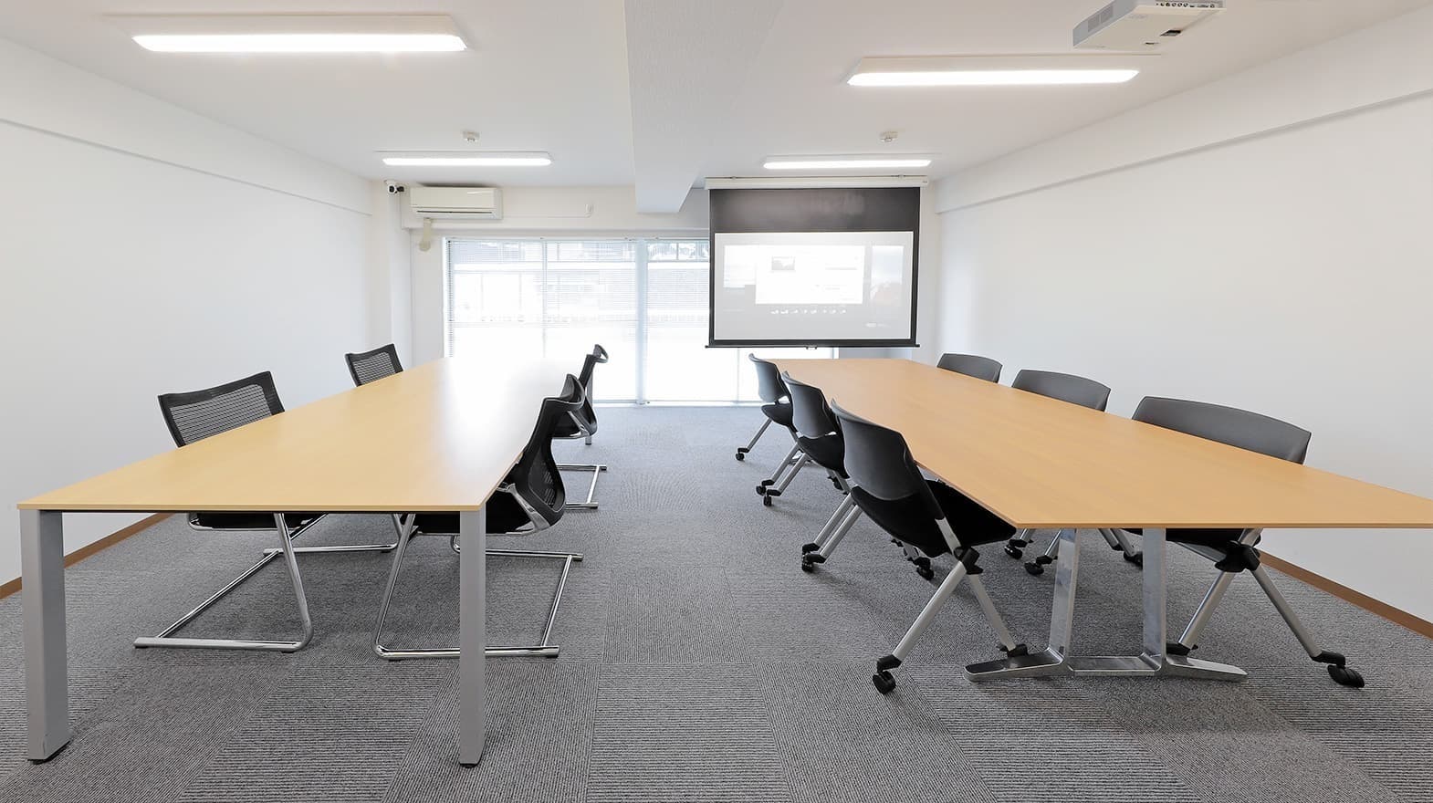 【原宿/竹下口徒歩１分】会議や打合わせに最適な多目的レンタルスペース｜電源 WiFi プロジェクター＜Holz＞原宿Dの写真2