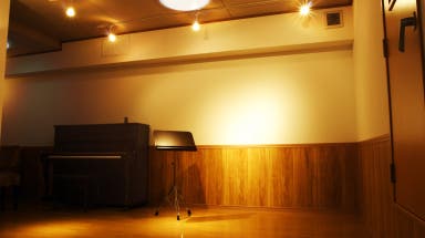 駅歩2分の静かな防音練習室♪音楽練習、収録、教室、会議などに最適。ふたこ音楽館。の写真1