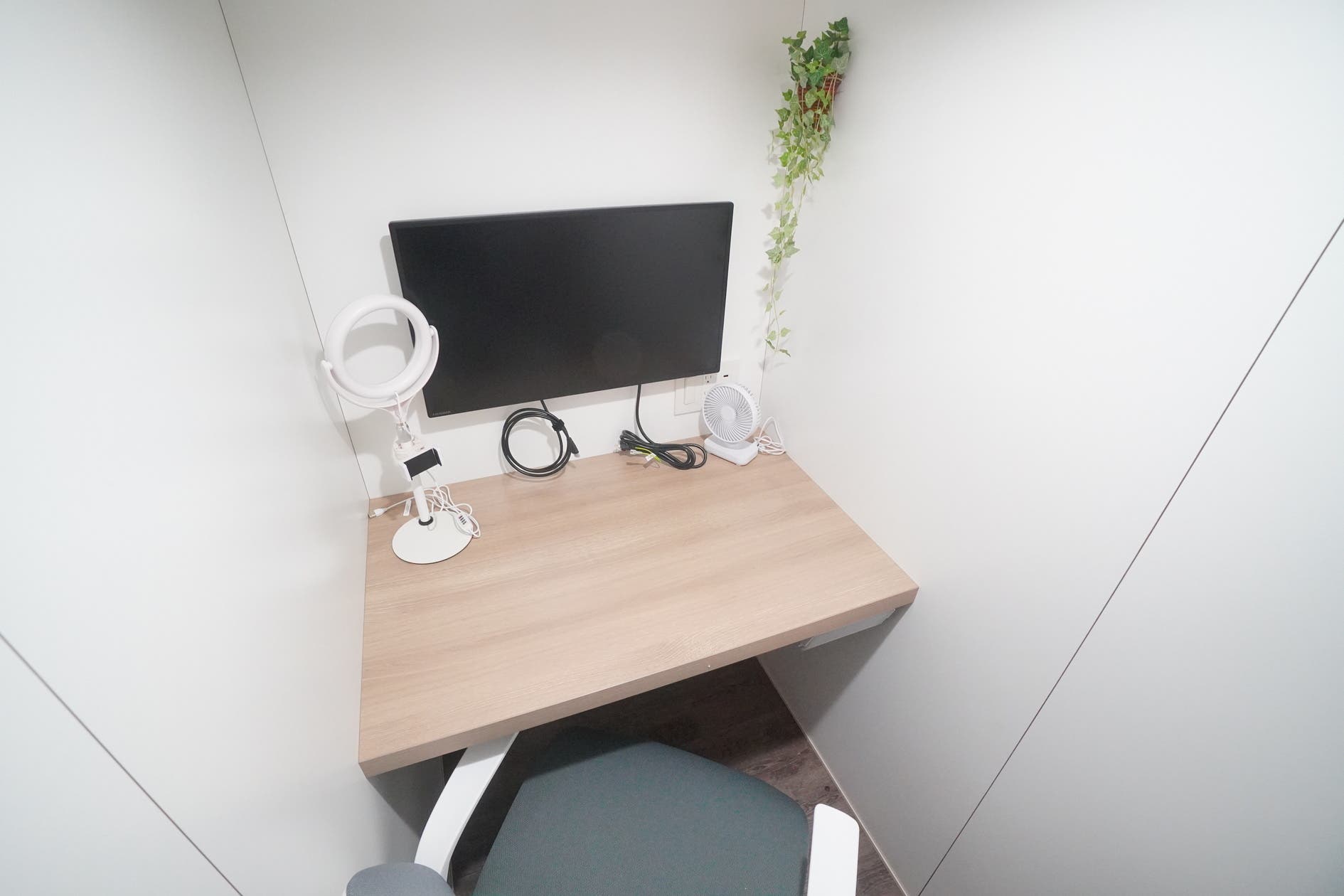 ＜ミニマルワークブース博多No.2＞完全個室ワークブース💼Wi-Fi📶モニター🖥テレワーク/ZOOM/自習/作業場所の写真5