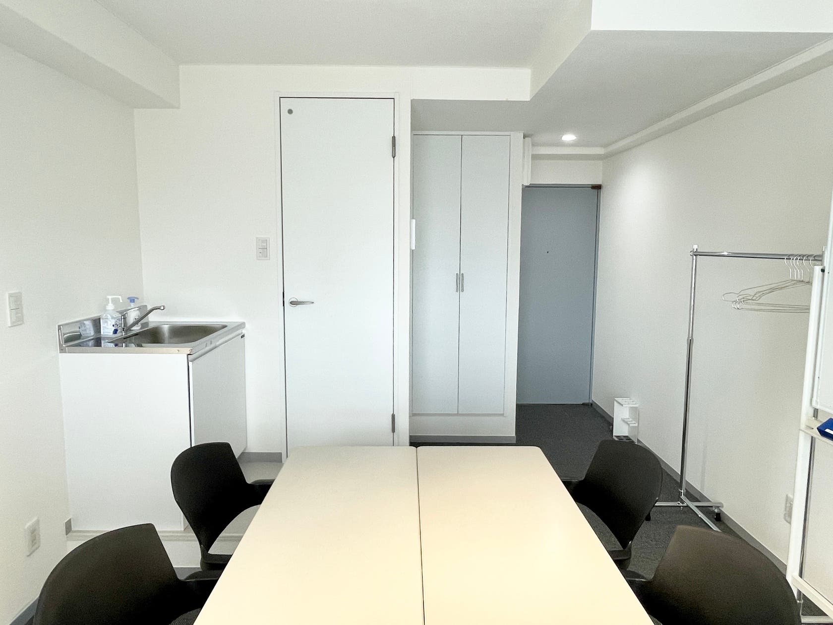 1001【新宿御苑前駅2分】オプション料金0円で設備・備品使い放題♪WiFi無料♥便利な駅近会議室の写真4