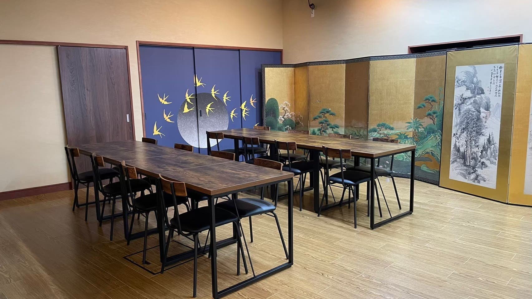 近鉄・JR桜井駅から徒歩5分　約80㎡オールフローリングで壁面鏡張り、天井高2.7ｍ、インスタ映えするお洒落な空間の写真20