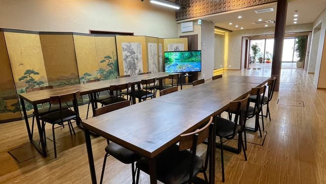 近鉄・JR桜井駅から徒歩5分 約80㎡オールフローリングで壁面鏡張り、天井高2.7m、インスタ映えするお洒落な空間の写真1