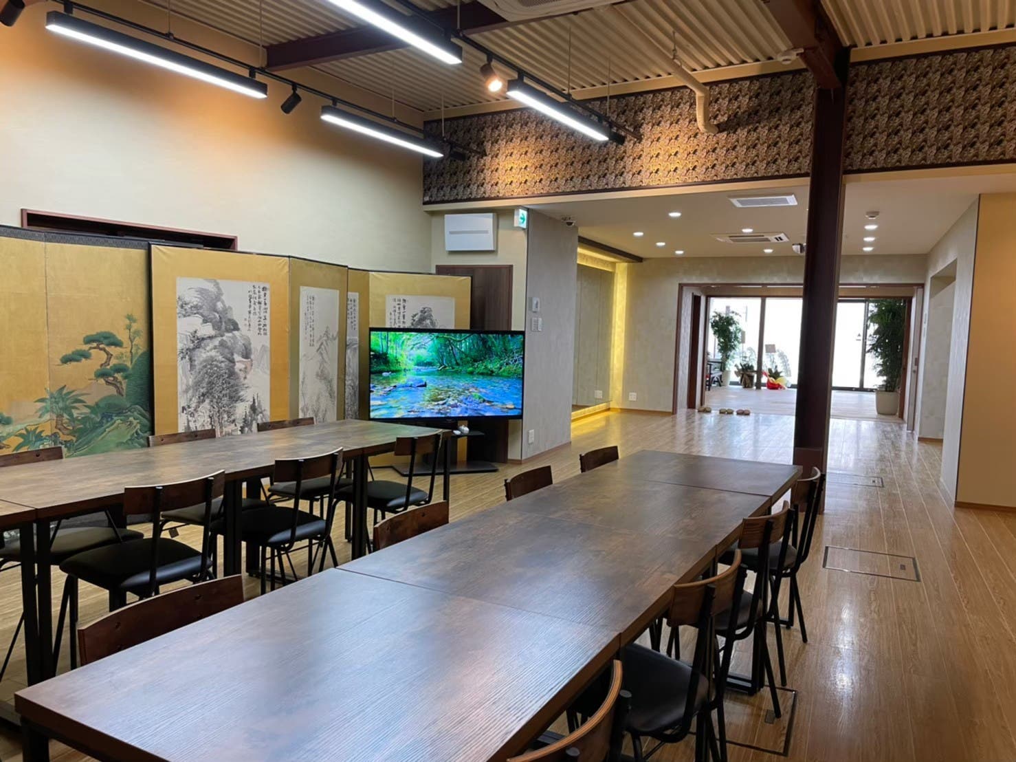 近鉄・JR桜井駅から徒歩5分　約80㎡オールフローリングで壁面鏡張り、天井高2.7ｍ、インスタ映えするお洒落な空間の写真13